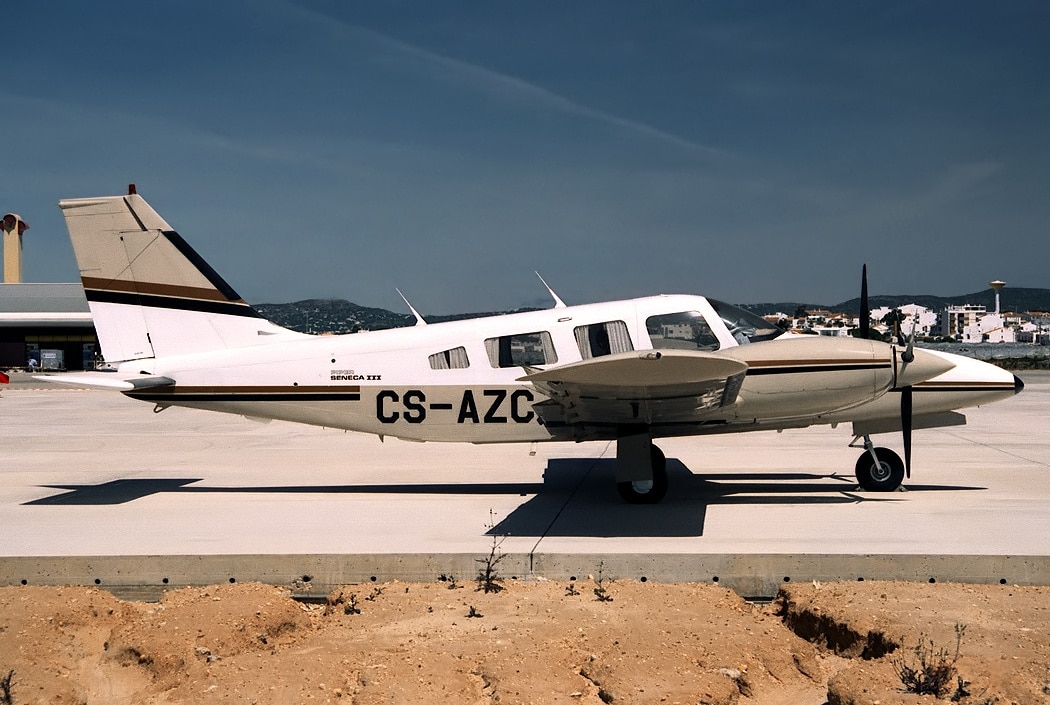 Piper Seneca III/IV - The Versatile Twin-Engine Marvel